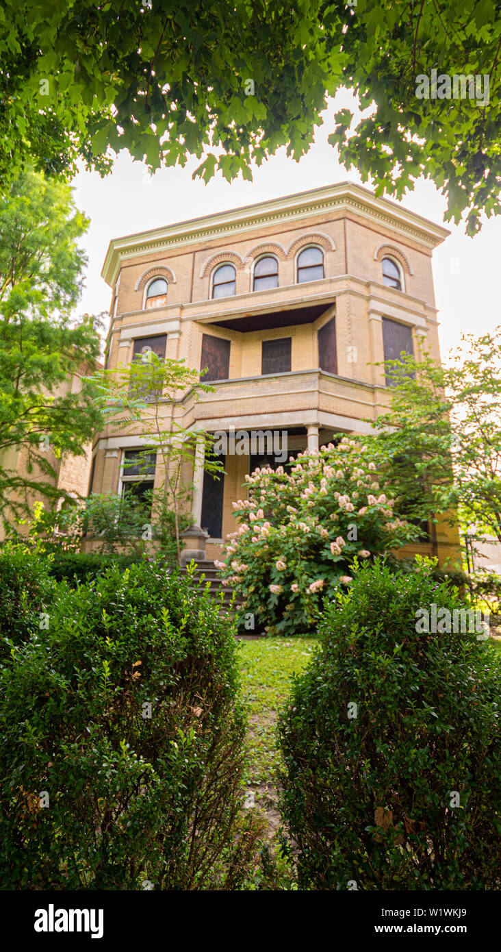 Chateauesque Architecture in Old Louisville - LOUISVILLE. USA - JUNE 14 ...
