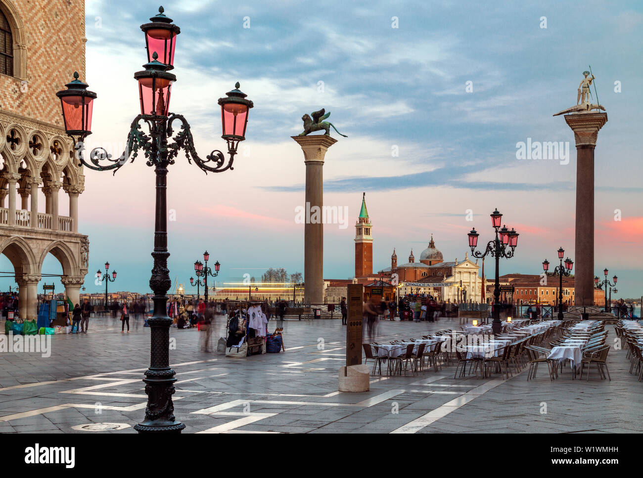 Venice square hi-res stock photography and images - Alamy