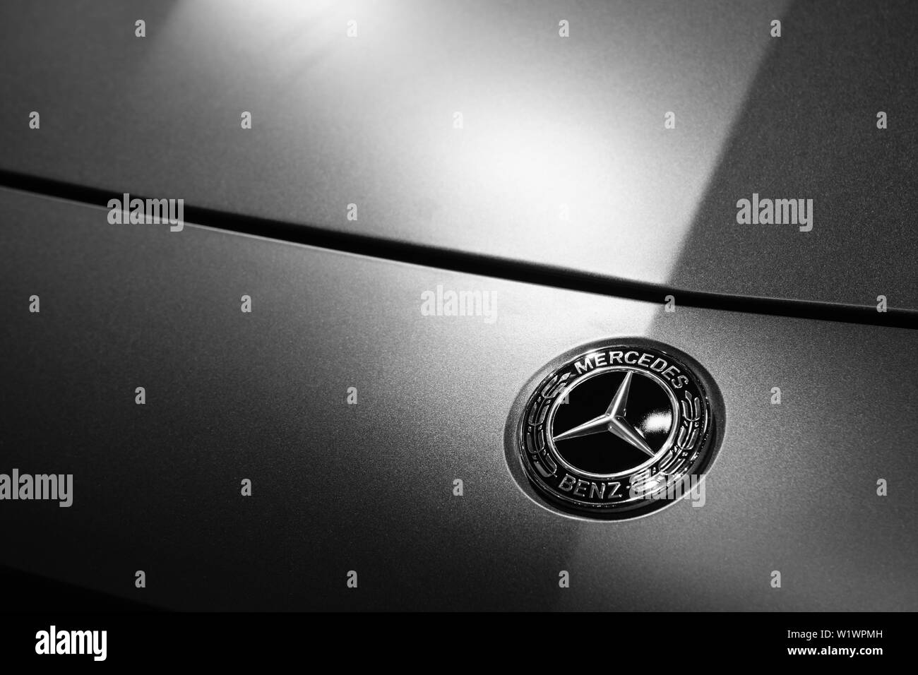 Metal mercedes benz logo hi-res stock photography and images - Alamy