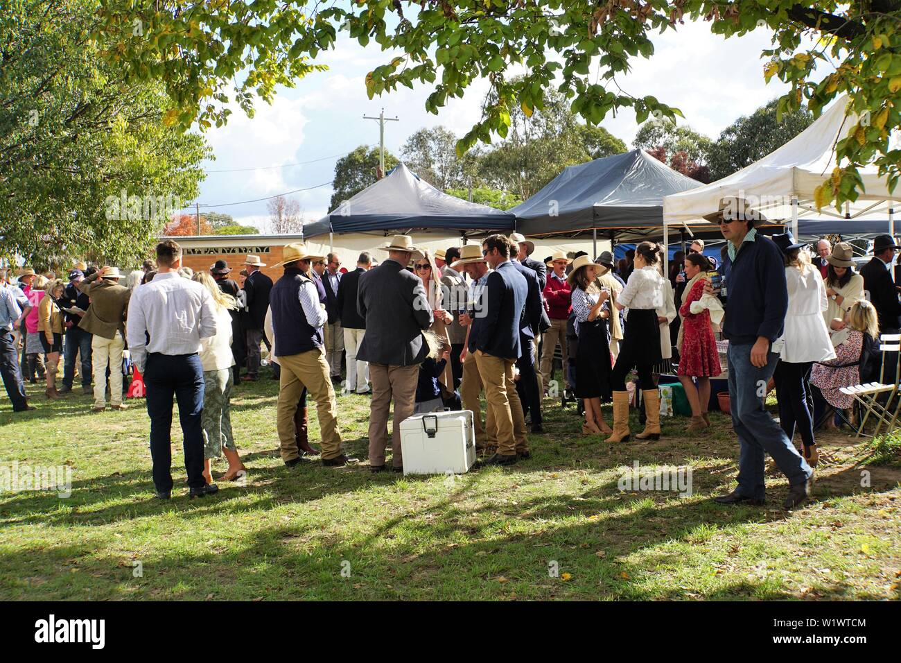 Conversation between people hi-res stock photography and images - Alamy