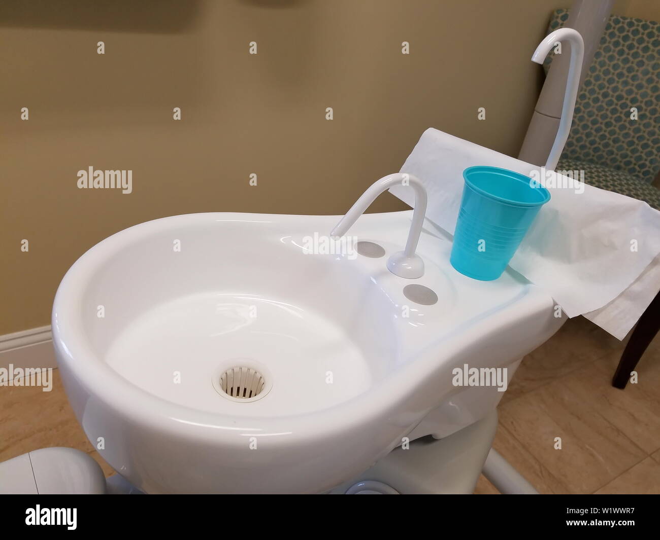 Clean dental sink water hi-res stock photography and images - Alamy