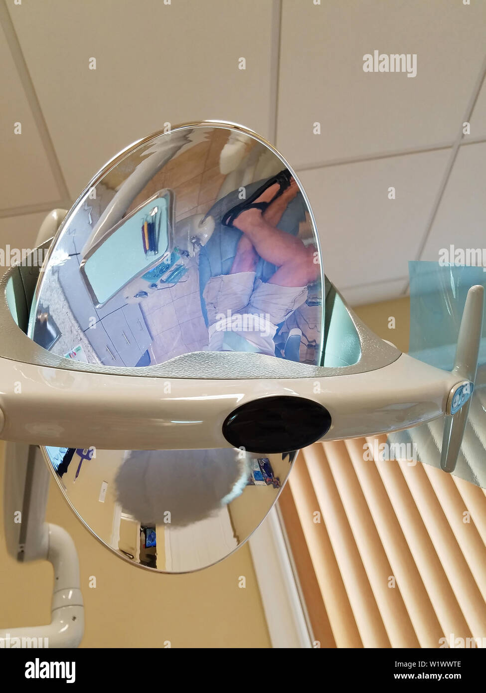 Dentist patient mirror hi-res stock photography and images - Alamy