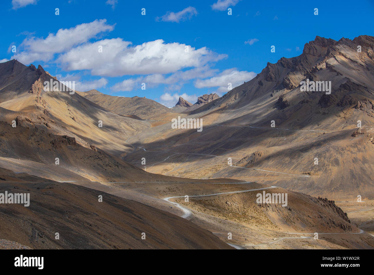 Himalayan mountain landscape along Leh to Manali highway in India ...