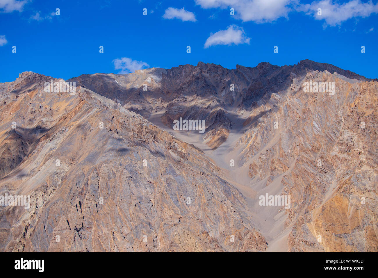 Himalayan mountain landscape along Leh to Manali highway in India ...