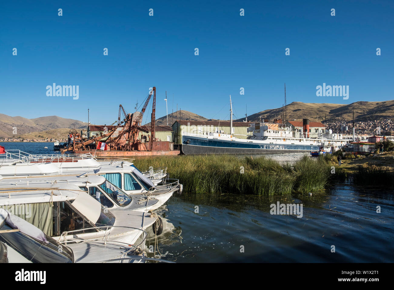 Perù, Puno, harbor Stock Photo - Alamy