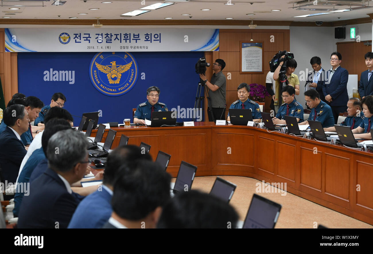 Meeting of police leadership Min Gap-ryong (C), commissioner of the ...