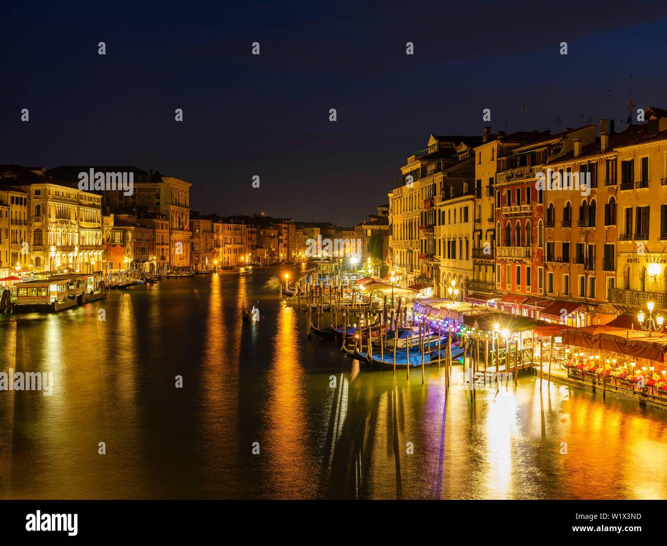 Night view rialto bridge grand canal hi-res stock photography and ...
