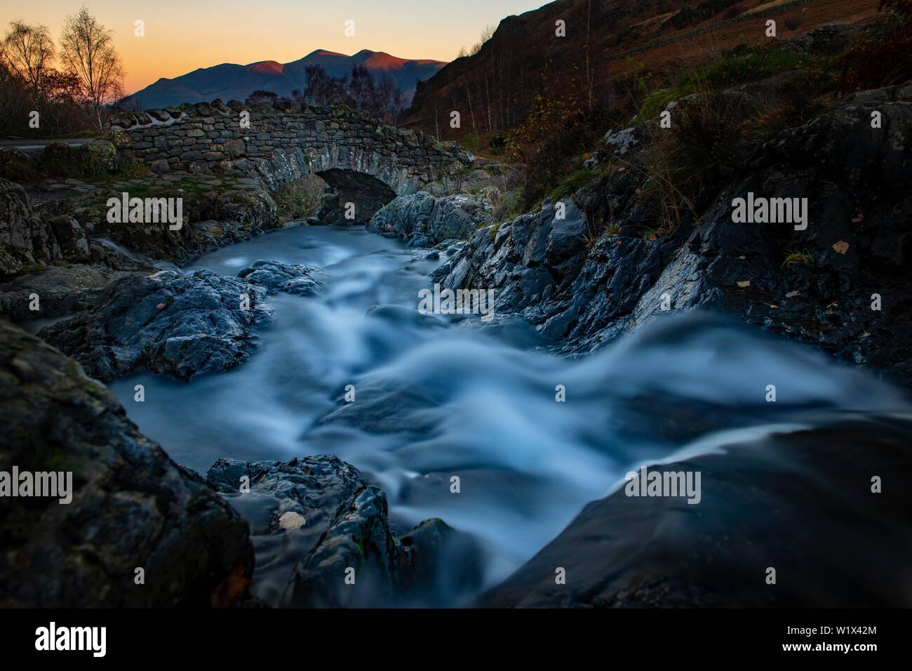 Old english stone bridge hi-res stock photography and images - Alamy