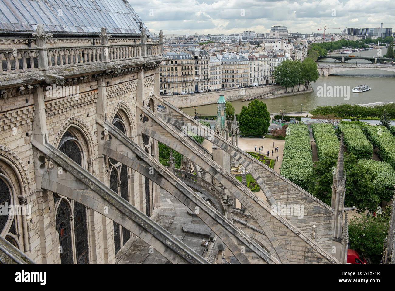 Paris (France): Notre-Dame Cathedral. Flying buttresses of the choir ...