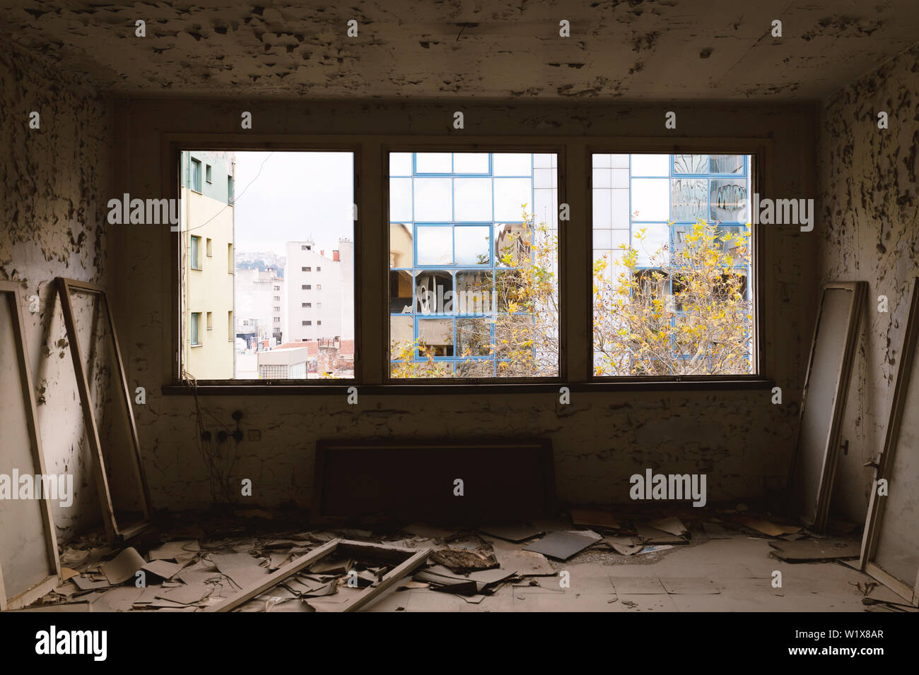 Destroyed and abandoned building Stock Photo - Alamy