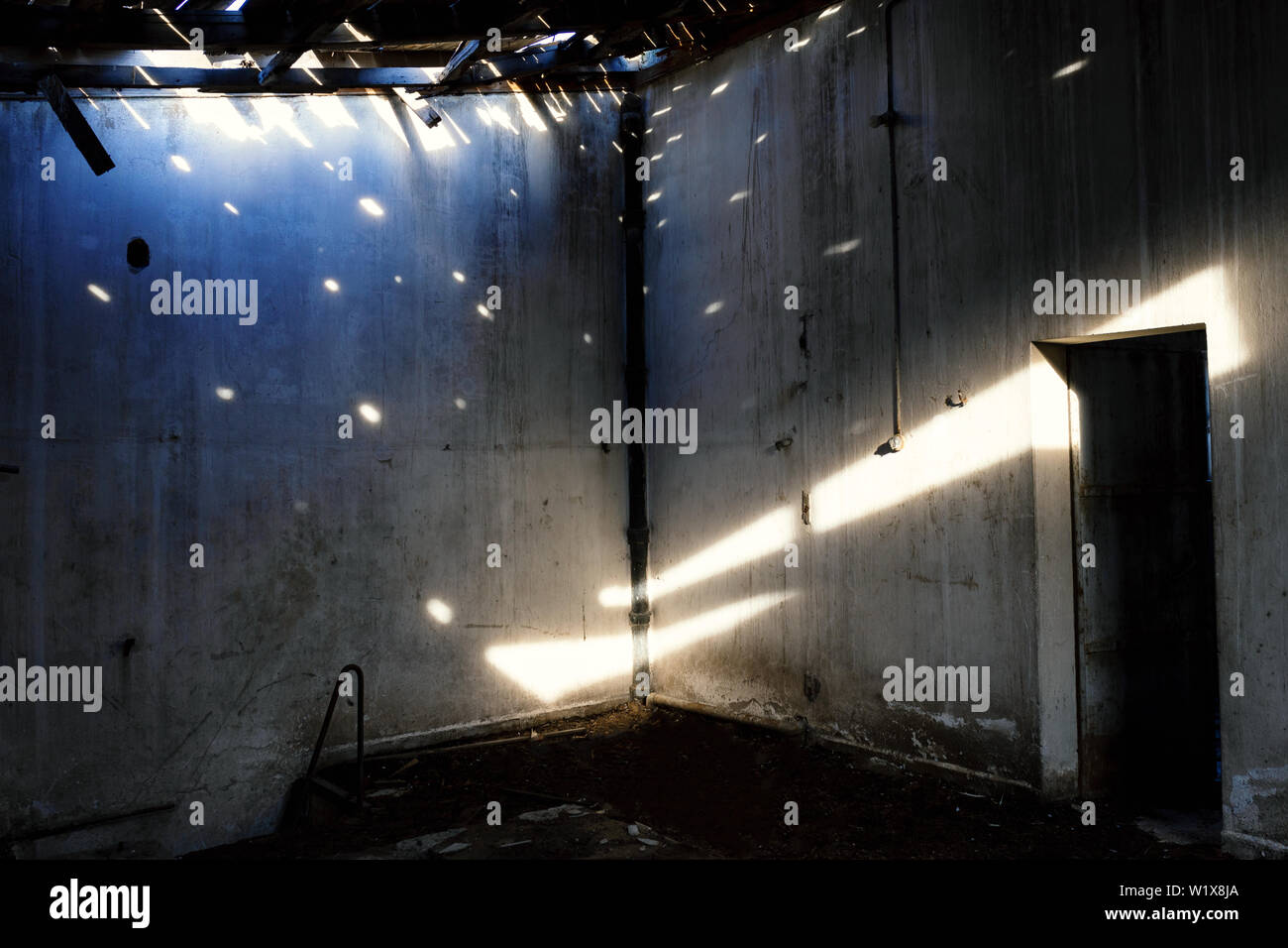 Empty destroyed hi-res stock photography and images - Alamy