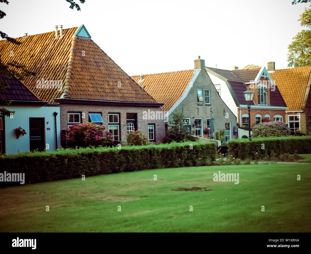Modern row houses hi-res stock photography and images - Alamy