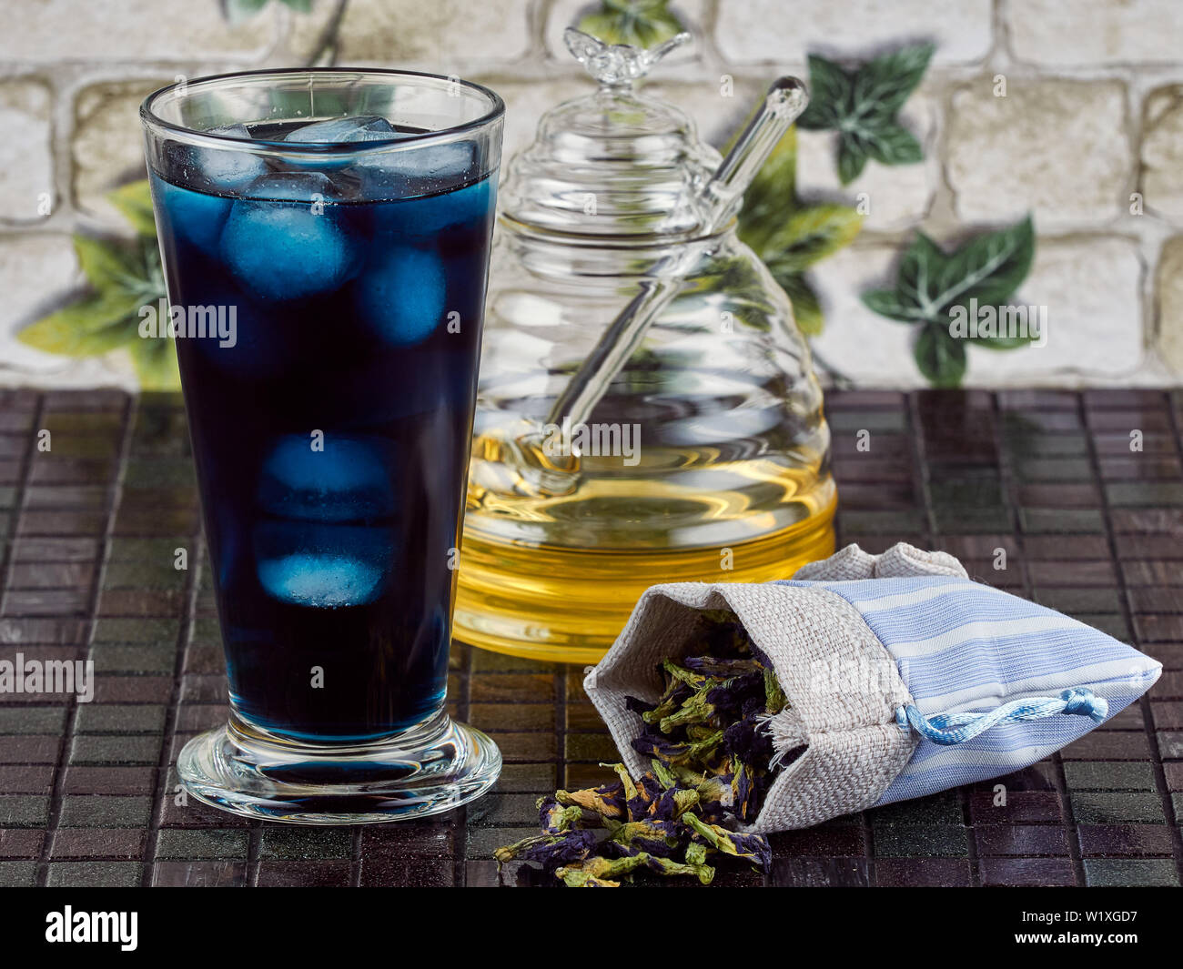 Honey sweetened blue butterfly pea flower (Clitoria ternatea) iced tea ...