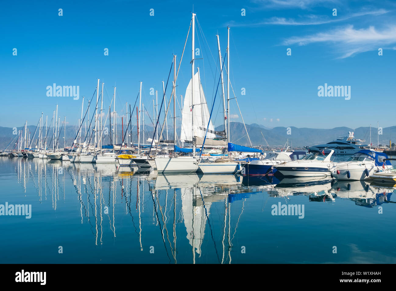Modern yachts hi-res stock photography and images - Alamy