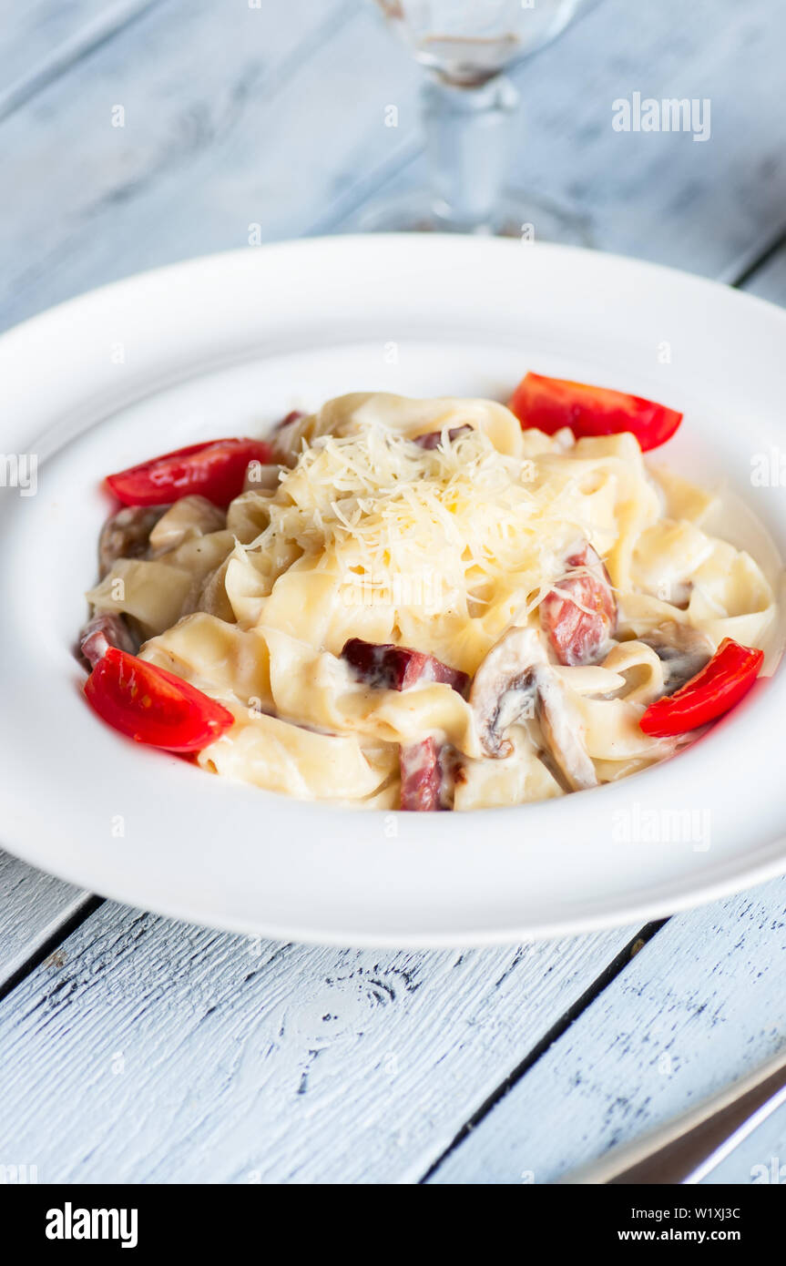 Spaghetti in white plate hi-res stock photography and images - Alamy