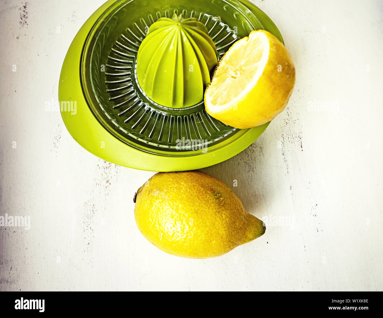 Lemon squeezer, easy manual kitchen toool to collect the juice of the ...