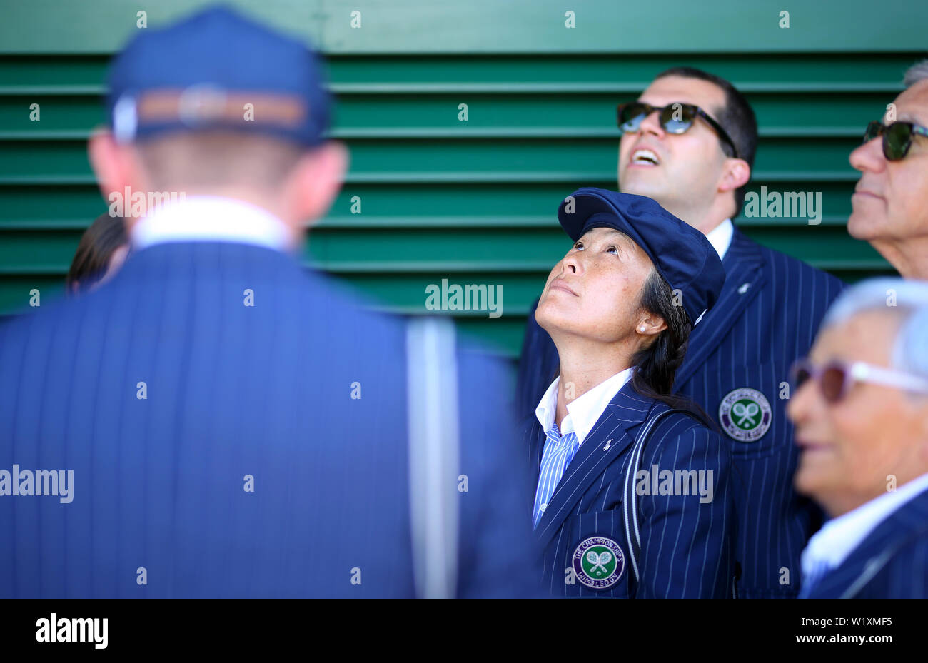 Officials outside hi-res stock photography and images - Alamy