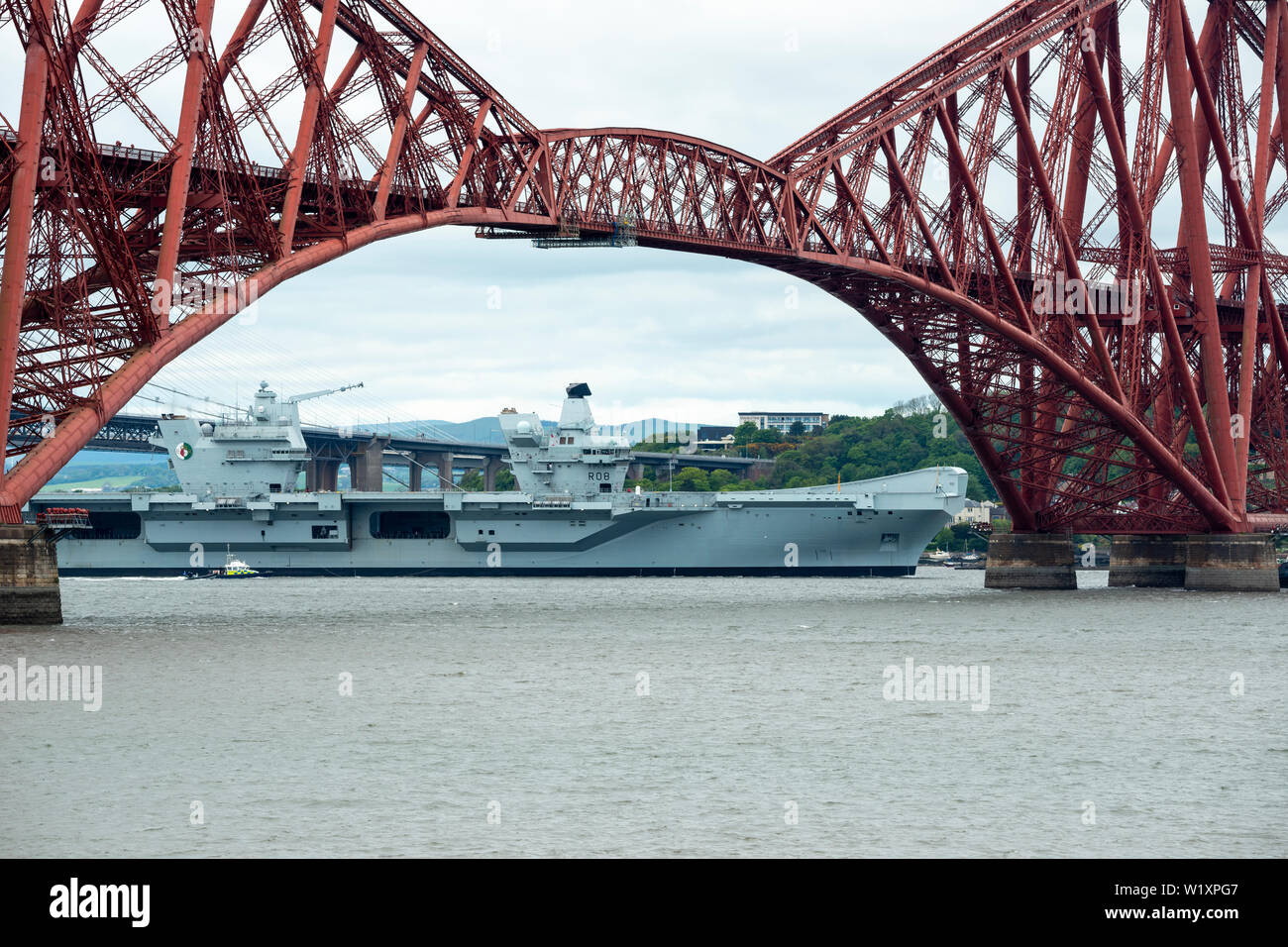 Aircraft carrier HMS Queen Elizabeth approaching Forth Rail Bridge ...