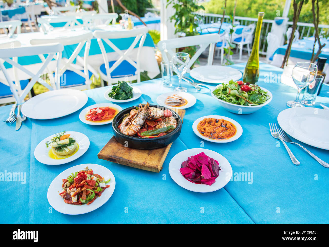 Mediterranean white blue food wall hi-res stock photography and images ...