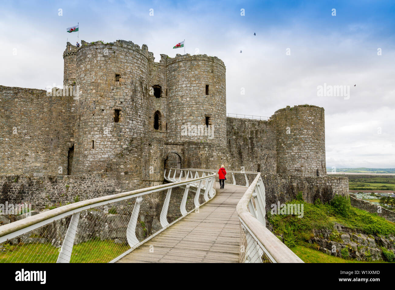 The modern 'floating bridge' that now gives access to the castle ...