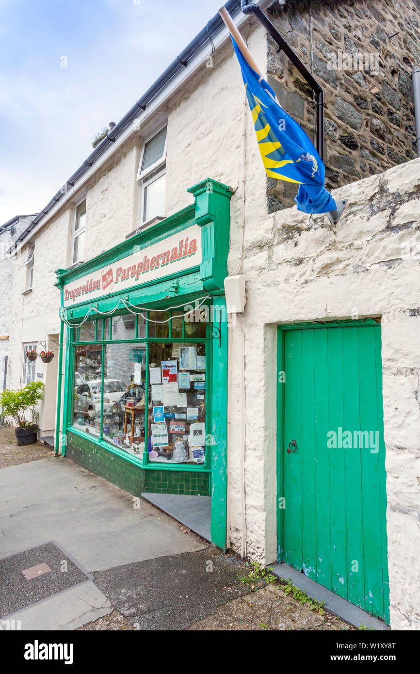 A brightly coloured junk shop in Harlech, Gwynedd, Wales, UK Stock ...