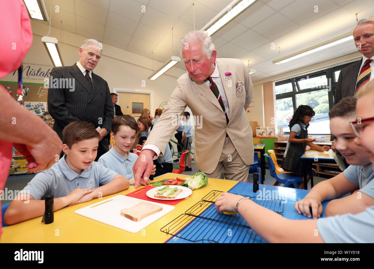 Uk primary school children making hi-res stock photography and images ...