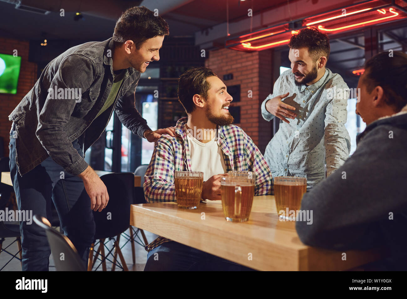 Meeting in a pub hi-res stock photography and images - Alamy