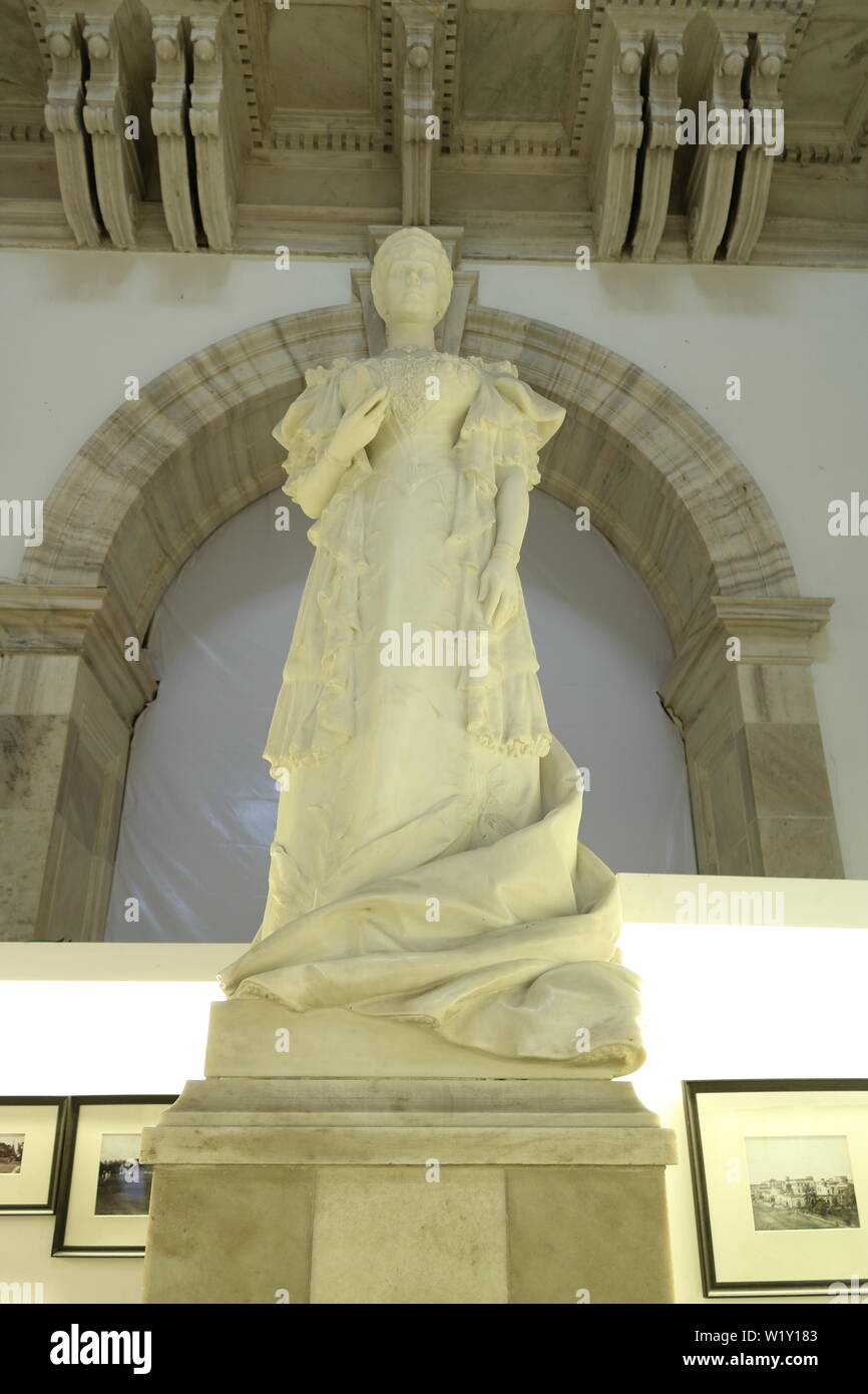 Statute of Mary standing pose Stock Photo - Alamy