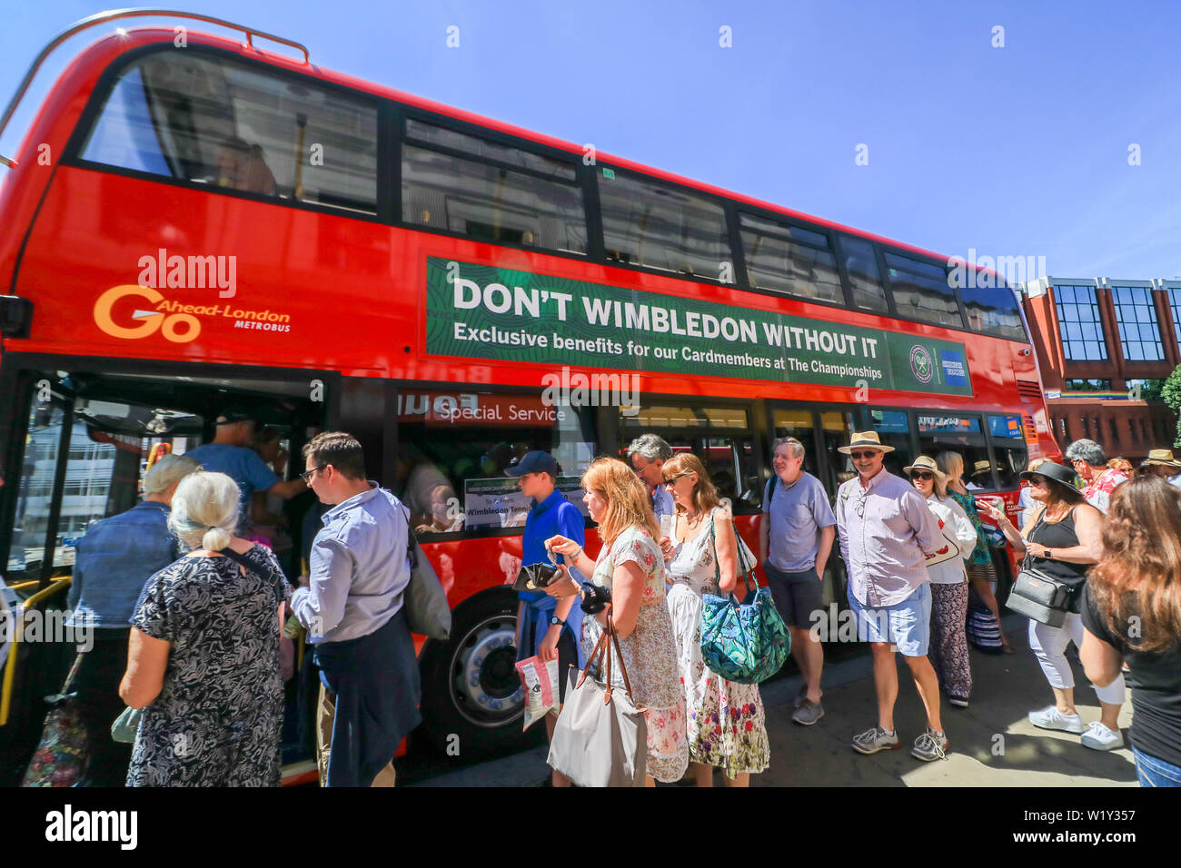 Queueing for buses hi-res stock photography and images - Alamy