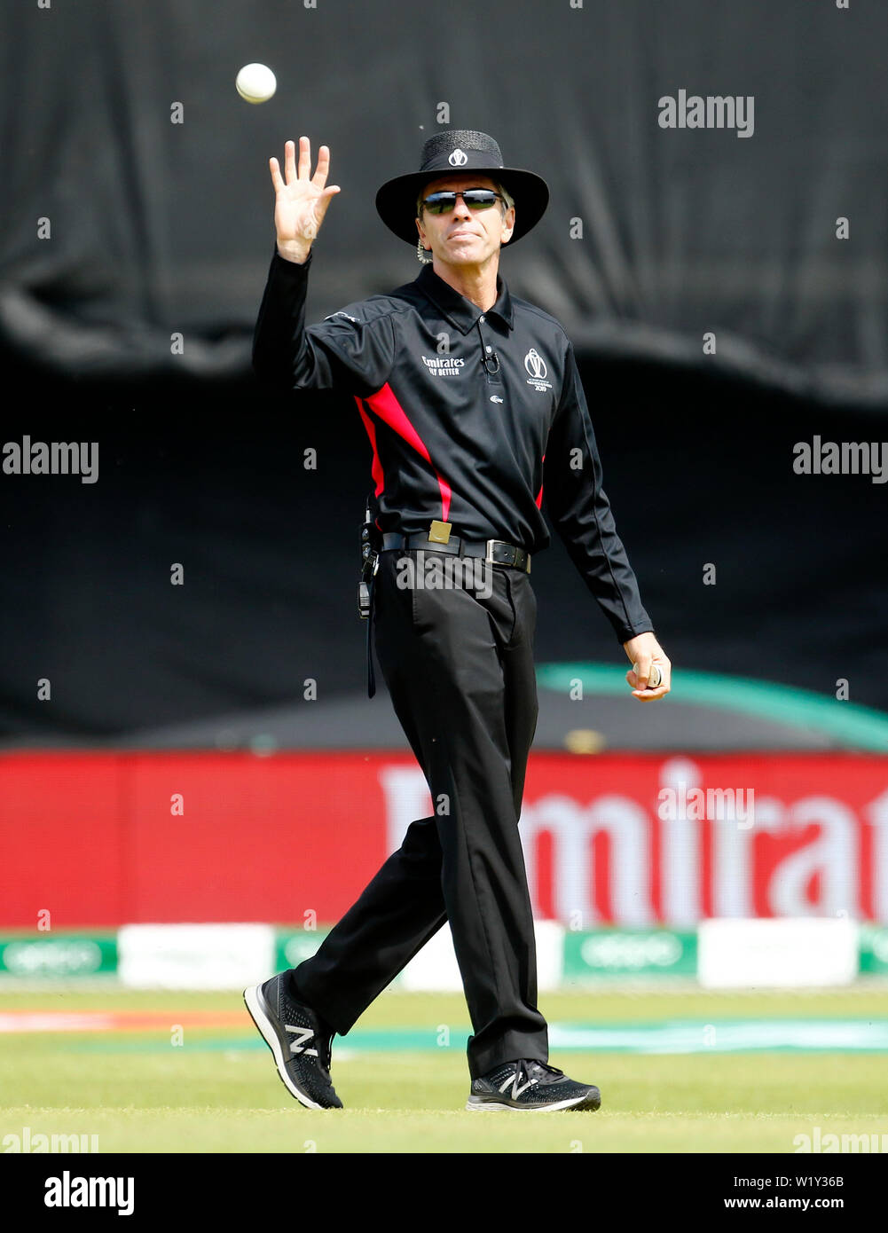 Uk umpire inspection hi-res stock photography and images - Alamy