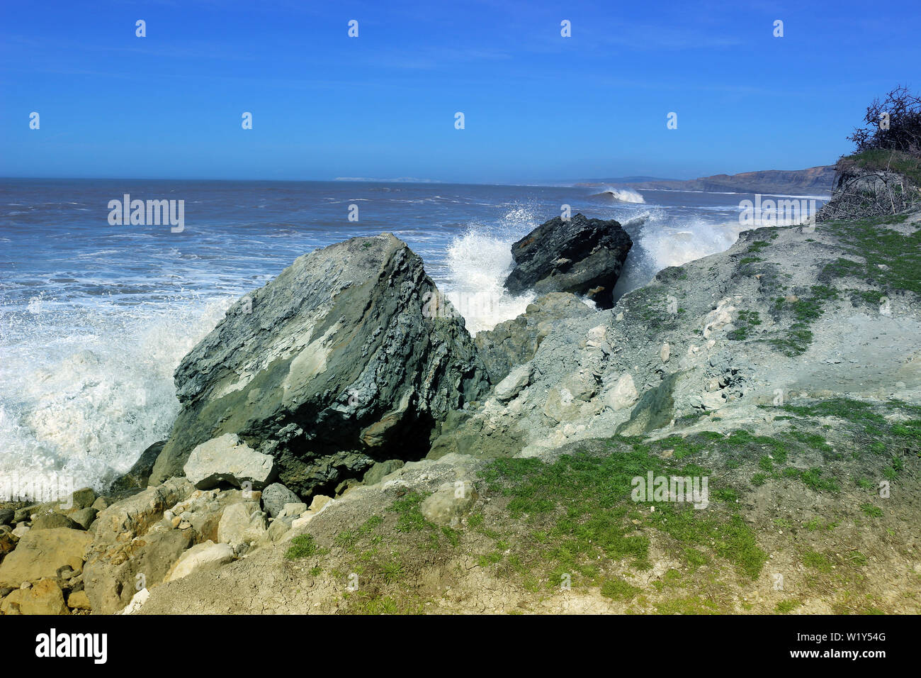 Wave crashing onto rocks hi-res stock photography and images - Alamy