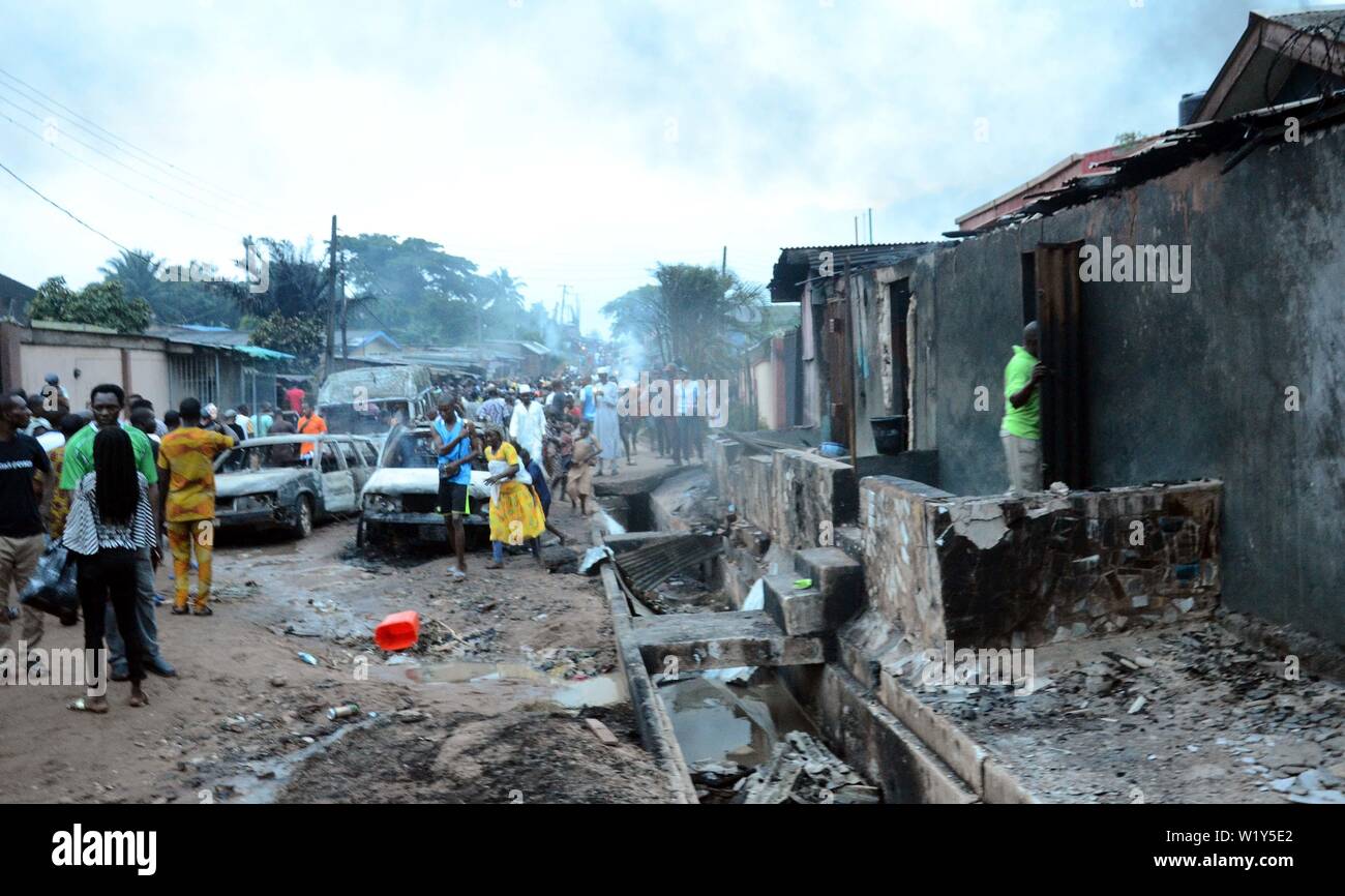 (190704) -- LAGOS, July 4, 2019 (Xinhua) -- People evacuate from the ...