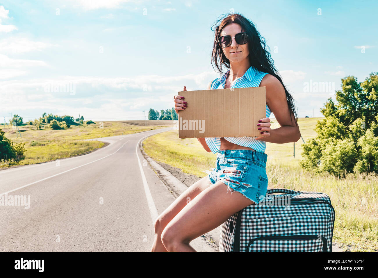 Girl hitchhiking hi-res stock photography and images - Alamy