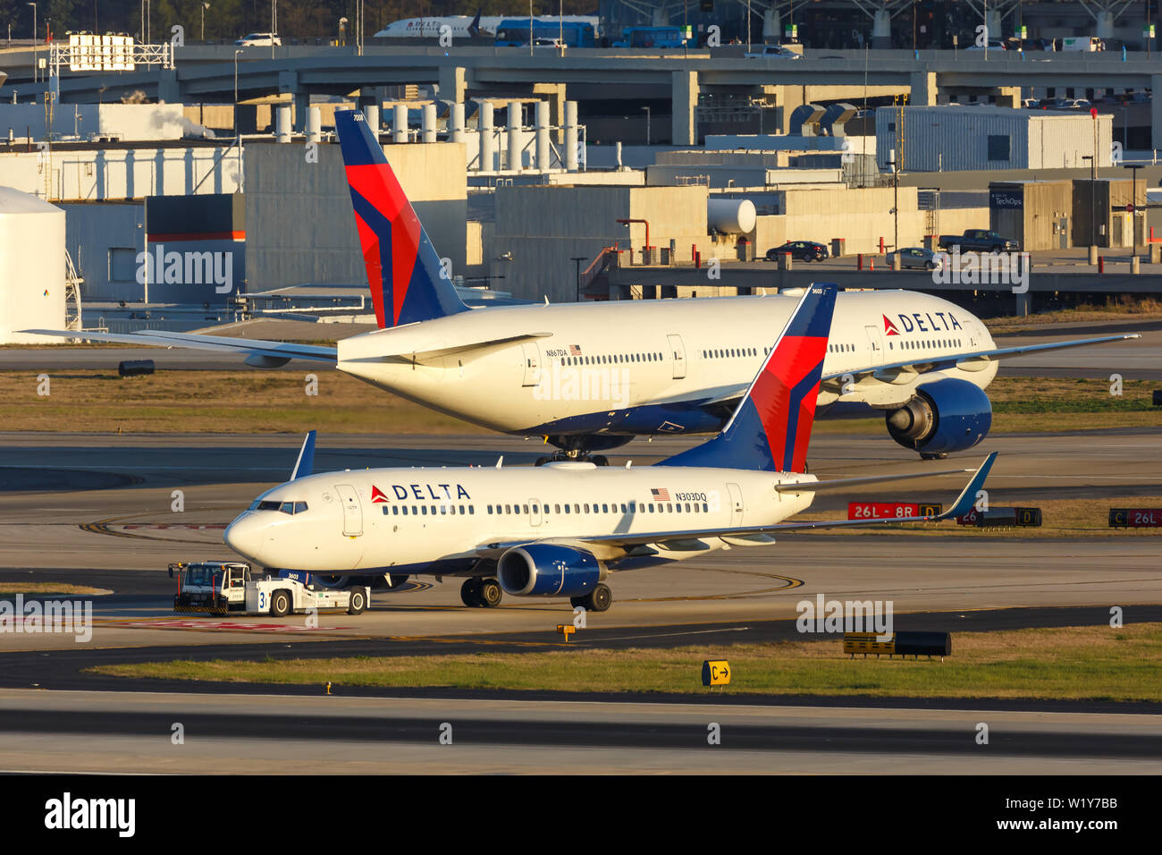 Delta Airlines Boeing 737 High Resolution Stock Photography and Images ...