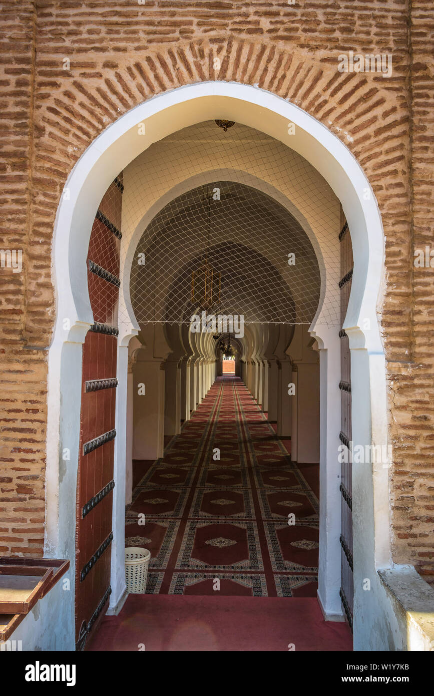 Mosque door wooden hi-res stock photography and images - Alamy