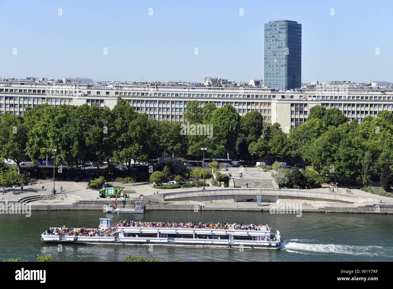 University graduates paris hi-res stock photography and images - Alamy