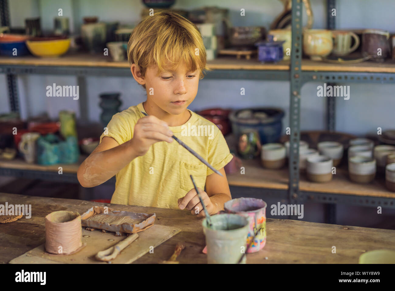 Family pottery workshop hi-res stock photography and images - Alamy