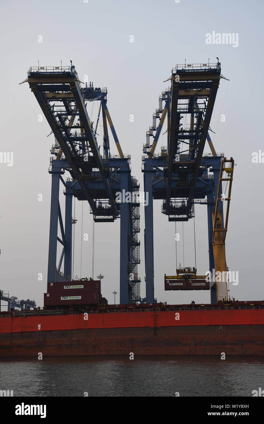 Loading container ship india hi-res stock photography and images - Alamy
