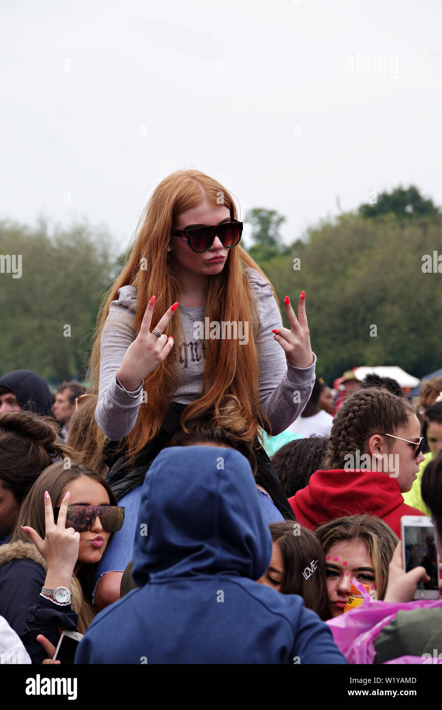 Sitting on shoulders concert hi-res stock photography and images - Alamy
