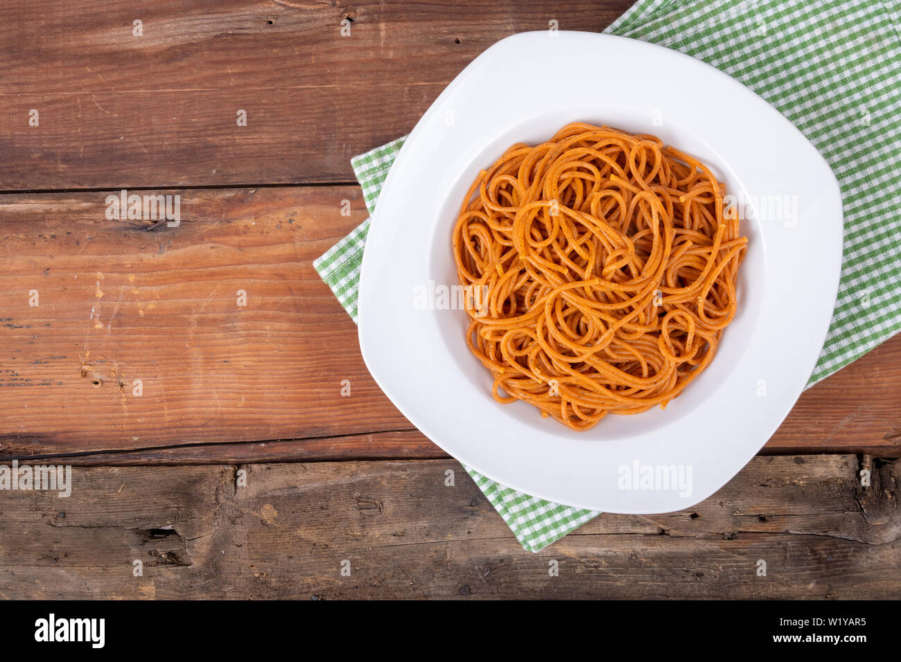 plain cooked spaghetti pasta no topping over a wood table Stock Photo ...