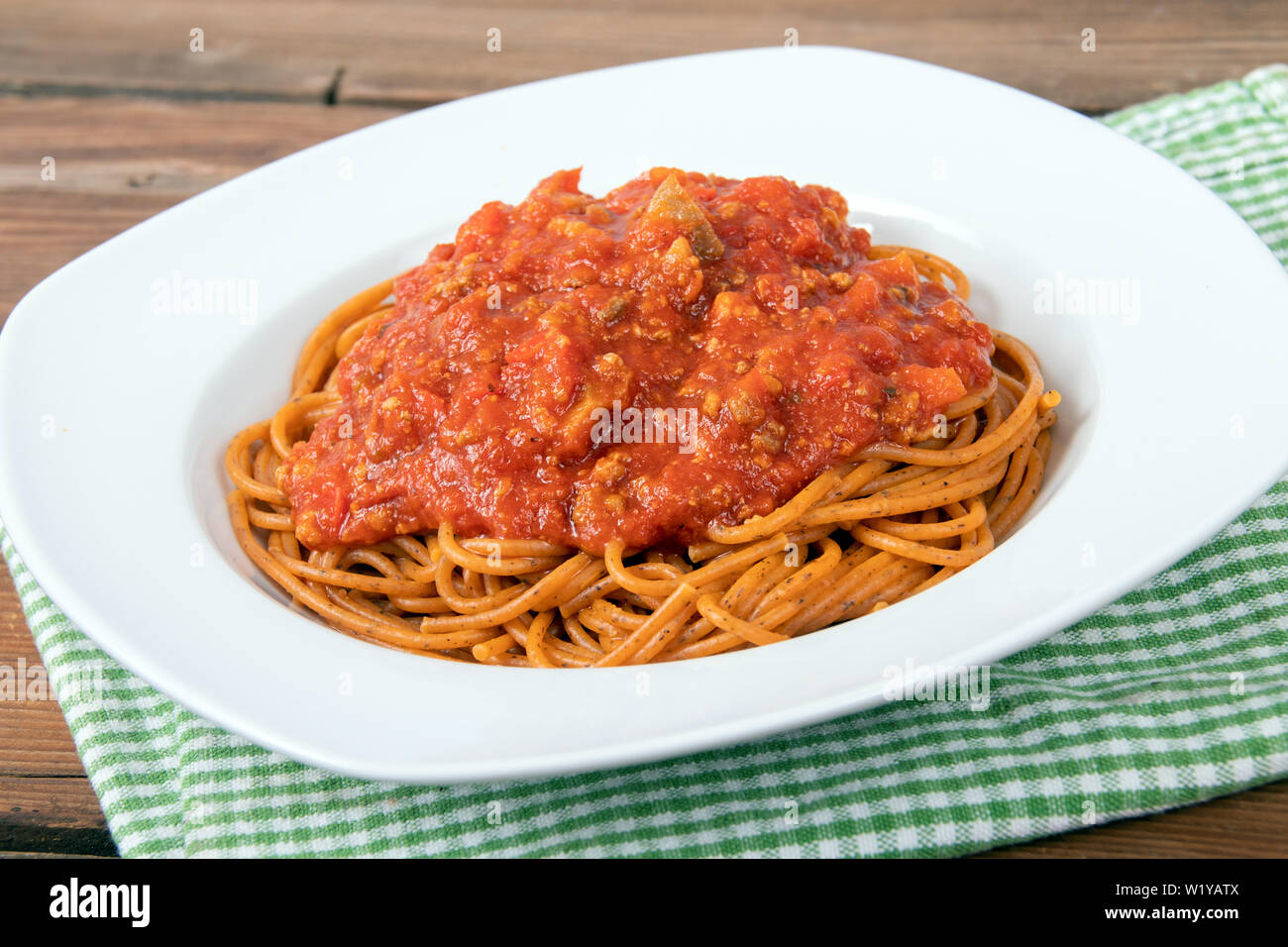 plain cooked spaghetti pasta no topping over a wood table Stock Photo ...
