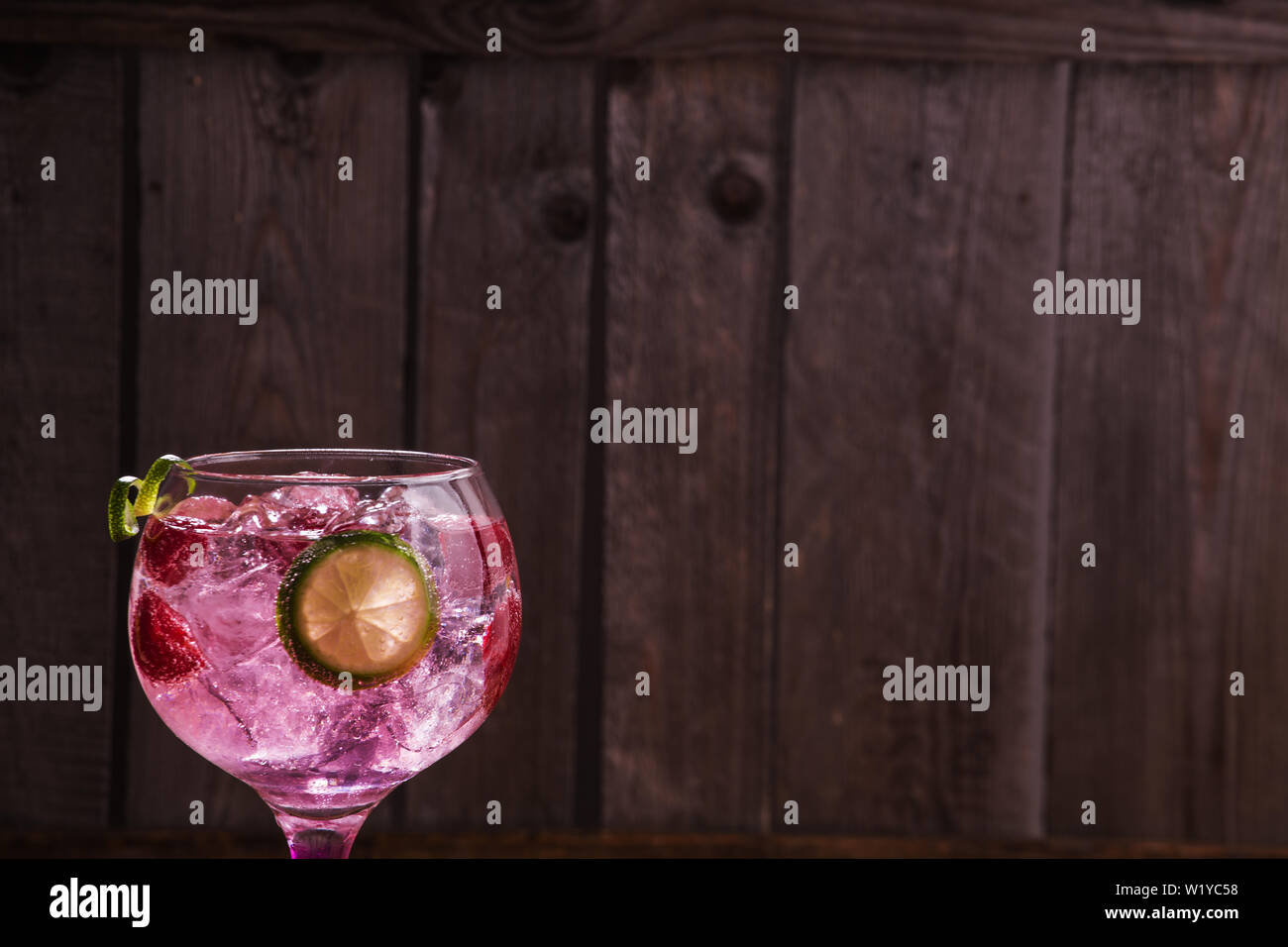 Gin tonic cocktail pink tonic water hi-res stock photography and images ...