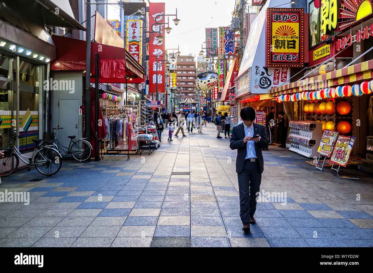 Old man walking into a bar hi-res stock photography and images - Alamy