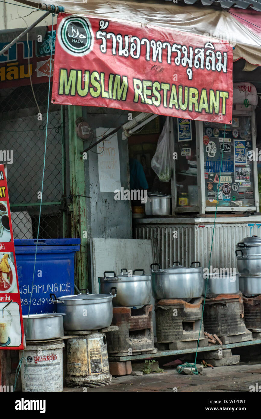 Halal sign hi-res stock photography and images - Alamy