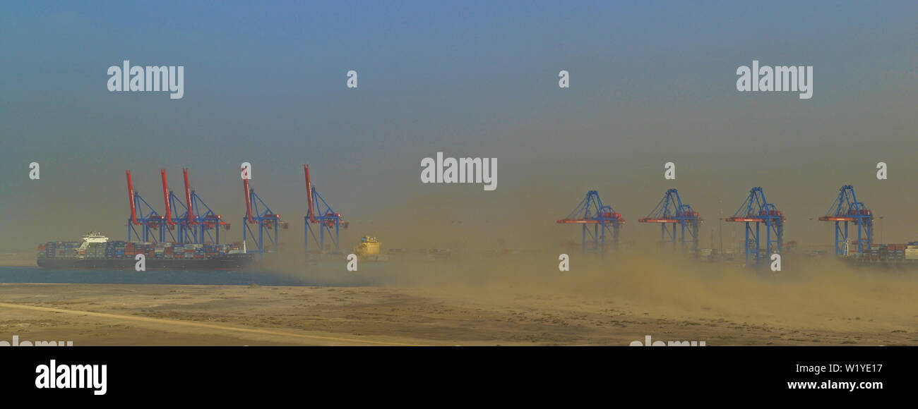 Containerships hi-res stock photography and images - Alamy