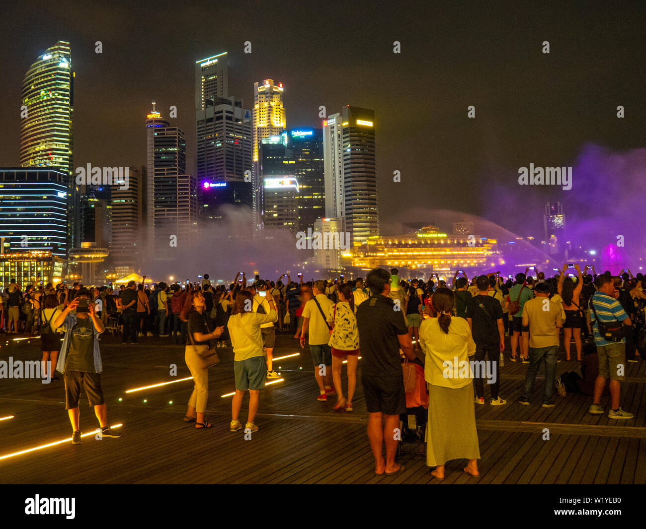 Crowd filming smart phone hi-res stock photography and images - Alamy