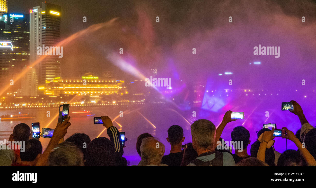 Crowd filming smart phone hi-res stock photography and images - Alamy