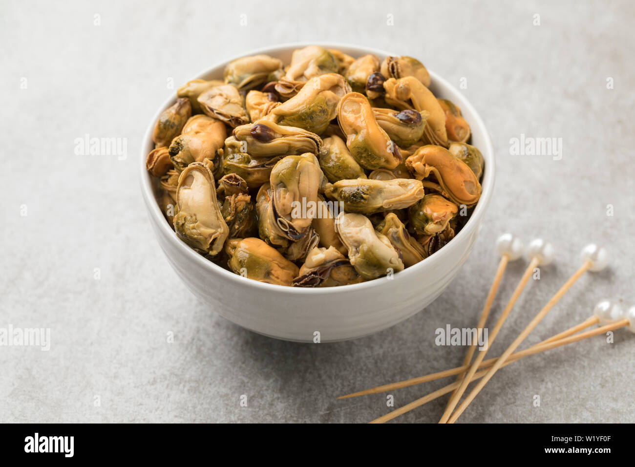 Bowl with mussels in vinegar, traditional Dutch dish Stock Photo - Alamy