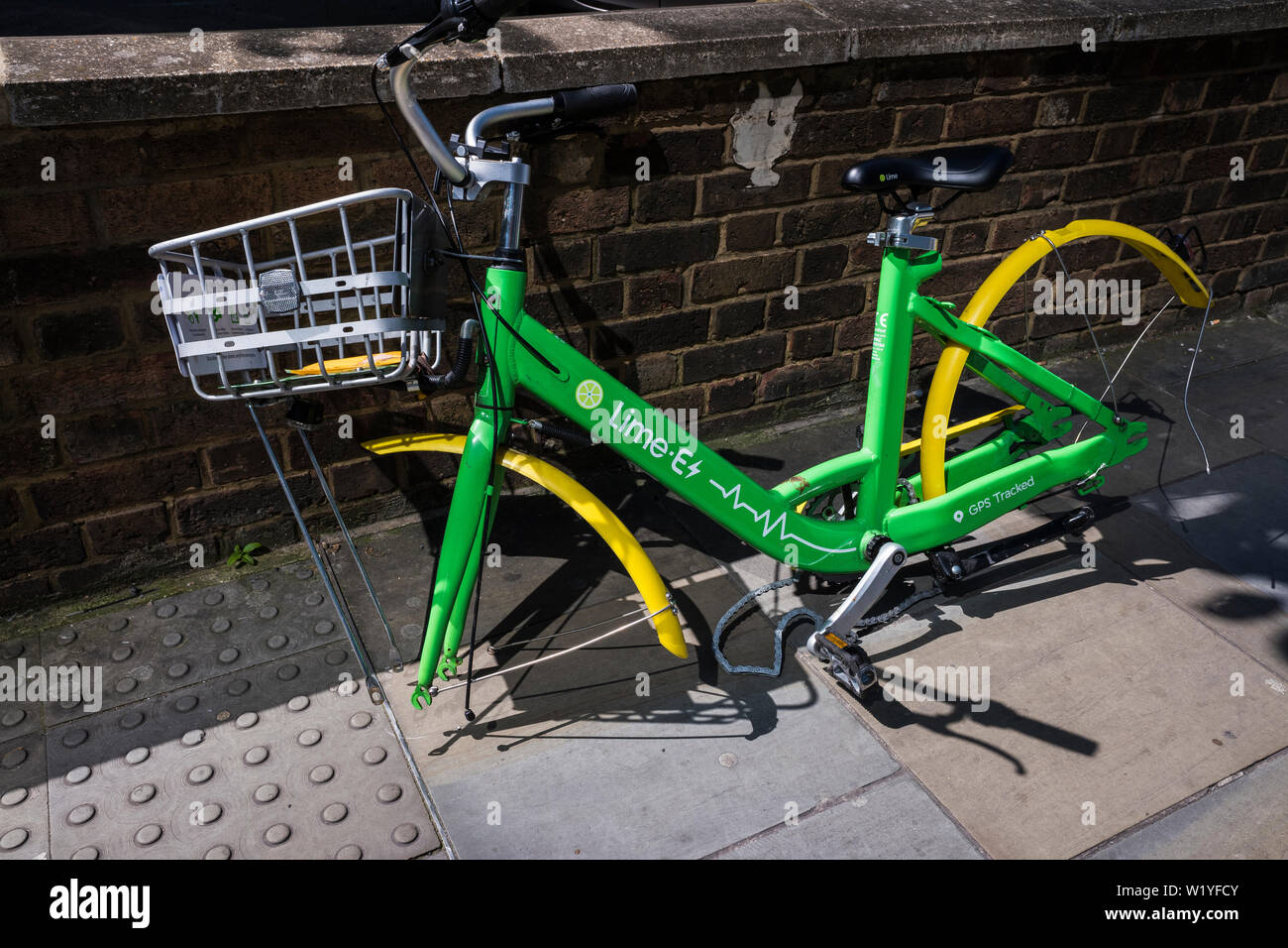 Missing wheels hi-res stock photography and images - Alamy