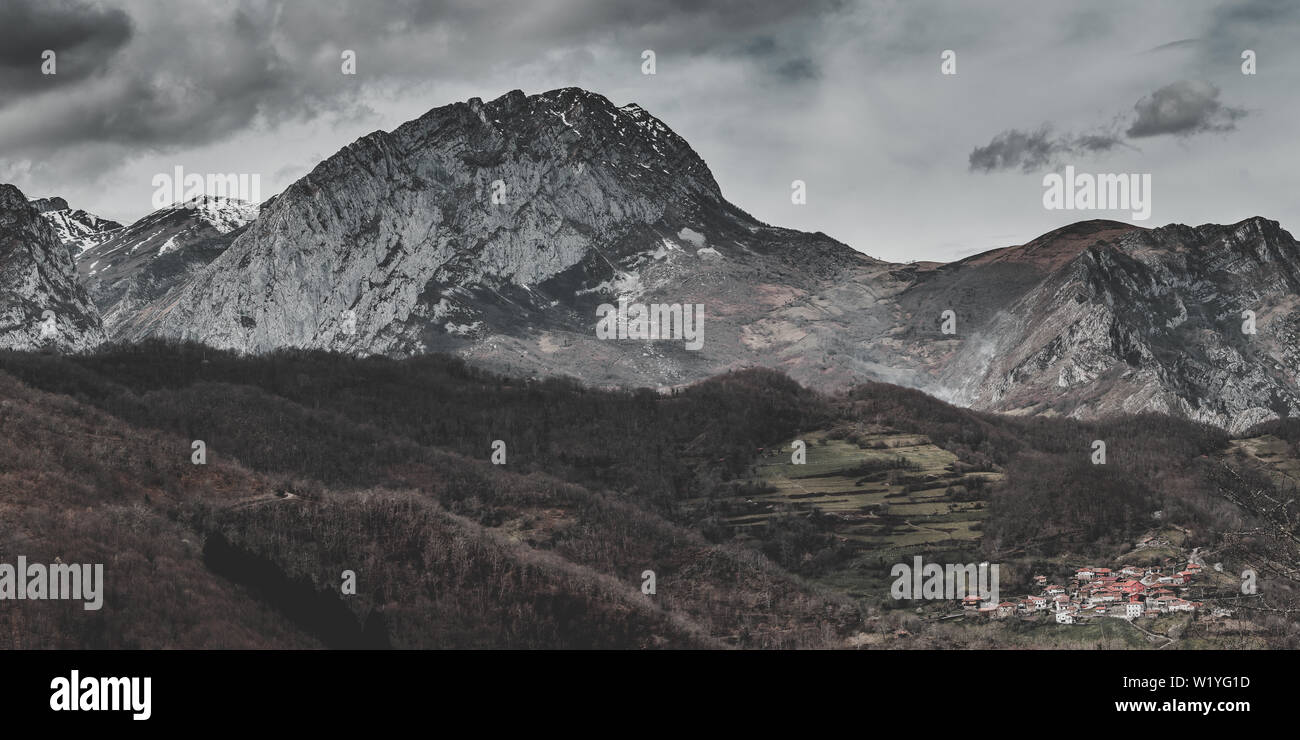 Mirador de les Bedules, peaks of Europe, natural park of Ponga ...